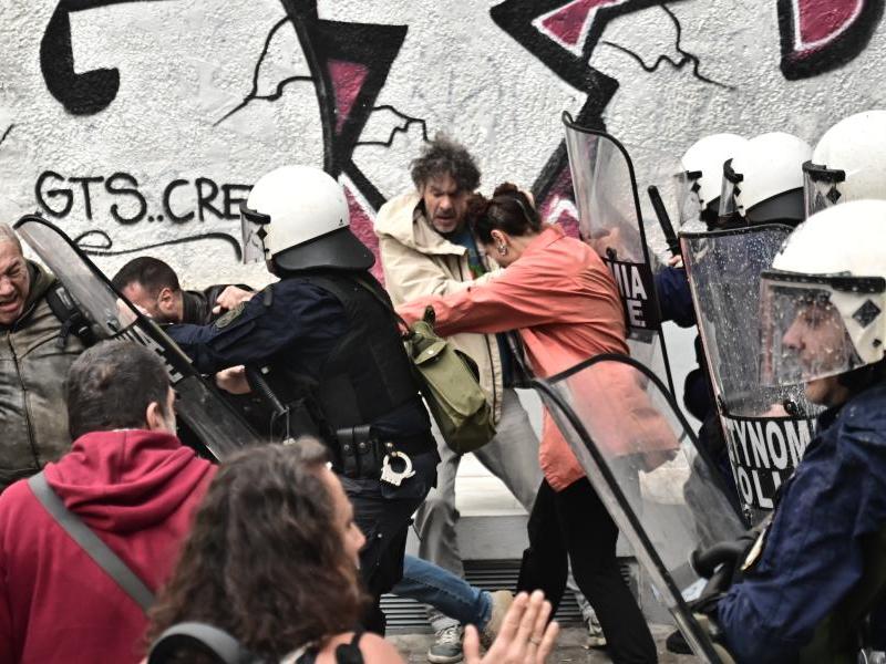 1000 ευρώ επίδομα από τον ΟΠΕΚΑ - Πώς και ποιοι τα παίρνουν | Alfavita